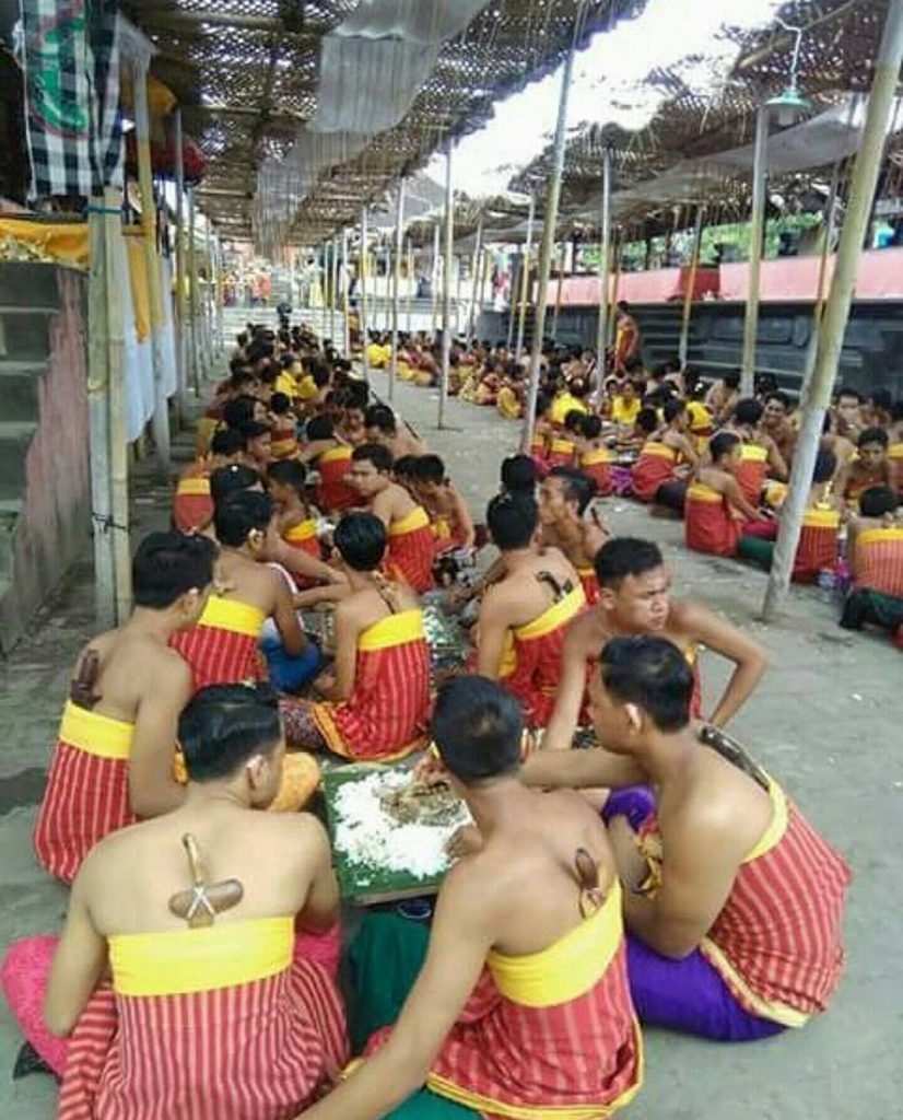 TRADISI MEGIBUNG DI KARANGASEM - Punapi Bali